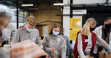지역 사회 자선 기부 센터 푸드 뱅크 및 코로나 바이러스 개념에서 일하는 자원 봉사자 그룹 사진 Unsplash의 지원자 이미지