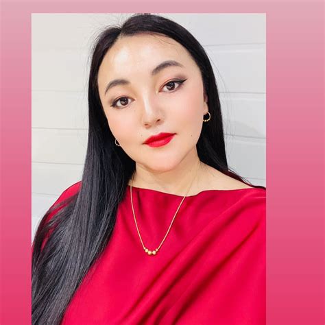 С Гоё энергитэй хүнийг л хүн хүрээлдэг Мөн чанар үнэн хүнийг л хүн хүндэлдэг Байгаараа байж