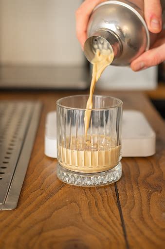 바리스타 얼굴없는 유리에 셰이커에서 아이스 커피를 부어 공란에 대한 스톡 사진 및 기타 이미지 공란 남자 남자들만