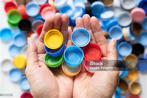 환경을 보존하기 위해 재활용을 위해 플라스틱 병 뚜껑을 들고 있는 여자 재활용 재사용 쓰레기 처리 세계 개념을 저장합니다 개념에 대한 스톡 사진 및 기타 이미지 Istock