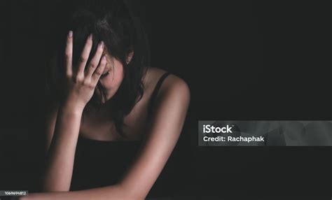 슬픈 우울된 여자 가족 생활에서 고통입니다 어두운 방에서 그녀의 얼굴 느낌 걱정을 감동 하는 오른쪽 손바닥에 앉아 여자 젊은 아름 다운 여자를 생각 하는 문제를 해결 하는