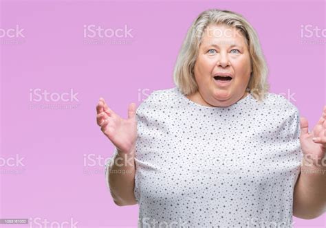 두려워 하 고 놀라운 식 공포와 흥분된 얼굴 충격 절연된 배경 위에 백인 여자 수석 더하기 크기 감정에 대한 스톡 사진 및 기타