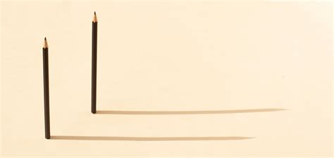 연필은 똑바로 서서 그림자를 드리우고 있습니다 리더십과 비즈니스의 개념 갈음질에 대한 스톡 사진 및 기타 이미지 갈음질 개인 장식품 개체 그룹 Istock