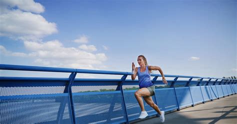 도시에서 야외에서 달리는 중년 여성 건강한 라이프스타일 개념 사진 Unsplash의 조깅 이미지