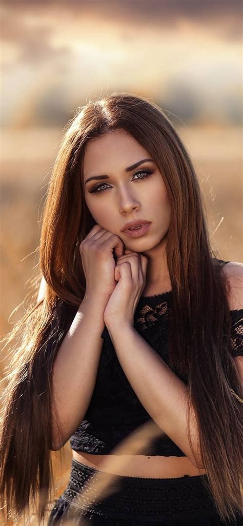 1125x2436 Girl In Field Depth Of Field Iphone Xs Iphone 10 Iphone X Hd