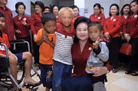 សម្តេចកិត្តិព្រឹទ្ធបណ្ឌិត ប៊ុន រ៉ានី ហ៊ុន សែន ចុះសួរក្រុមក្មេងៗ និងគ្រូៗនៅបុរីទារក និង