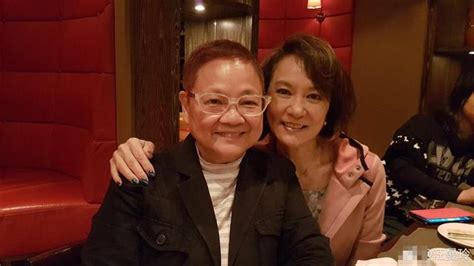 和老公林子祥參加聚會，56歲葉倩文大秀事業線 每日頭條