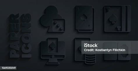 카지노 칩과 카드 놀이 갑판 온라인 포커 테이블 게임 스페이드 및 게임 주사위 아이콘으로 플레이를 설정합니다 벡터 3차원 형태에 대한 스톡 벡터 아트 및 기타 이미지