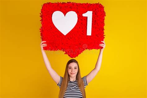 Foto De Una Jovencita Linda Sostiene Papel Pinata App Bot N Opci N Compartir Aislado Sobre Fondo