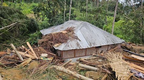 Papua New Guinea More Than 2000 People Buried Alive In Landslide As