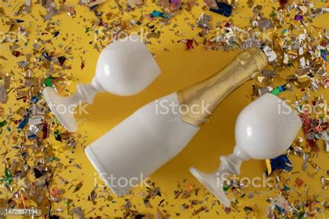 색종이로 가득 찬 노란색 테이블에 화이트 와인 잔 두 개와 와인 한 병 0명에 대한 스톡 사진 및 기타 이미지 0명 개념 개념과 주제 Istock