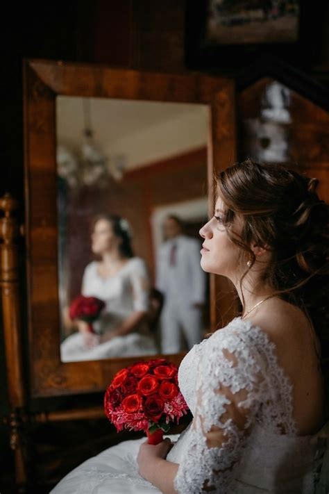 무료 사진 혼자 젊은 여자 우울증 감정 슬픔 어둠 침실 그림자 창 커튼