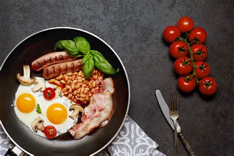 튀긴 계란 소시지 콩 토마토 버섯 베이컨 나무 배경에 토스트와 요리 팬에 영어 아침 식사 공간을 복사합니다 맨 위 보기 0명에 대한 스톡 사진 및 기타 이미지 Istock