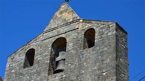 가톨릭 교회 로마네스크 건축 로우앵글 샷 맑은 하늘 벽 역사 창문 확대에 관한 무료 스톡 사진