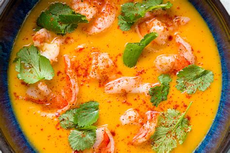 회색 테이블 상단에 파란색 그릇에 새우와 톰 얌 수프 극단적 인 매크로 클로즈업 0명에 대한 스톡 사진 및 기타 이미지 0명