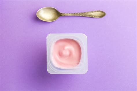 작은 숟가락으로 보라색 배경에 고립 된 플라스틱 컵에 자연 색소와 건강한 딸기 과일 맛 요구르트 텍스트를위한 공간 0명에 대한 스톡 사진 및 기타 이미지 Istock