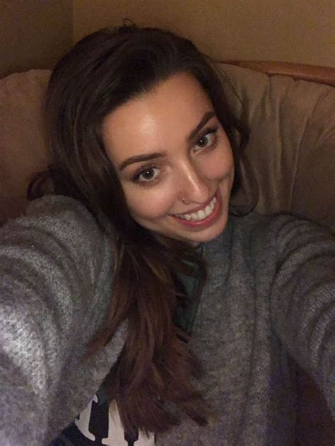 Girl Asks People To Send Their Selfies To Their Moms Without Any Context 30 Share The Responses