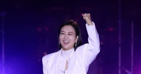 단독 ‘라이브로 돌아온 장윤정 횡성한우축제서 마이크 잡고 열창‘꽃 ‘옆집누나 ‘짠짜라 부르며 립싱크 논란 털었다