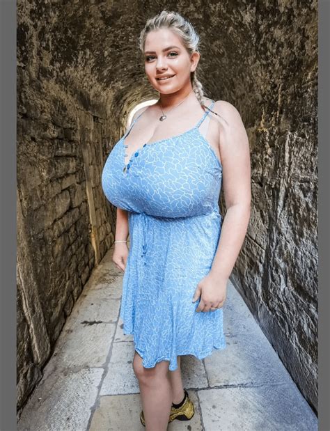 She Can Never Try To Hide These Massive 🌍🌍 R2busty2hide