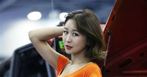 포즈 취하는 레이싱 모델