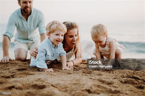 여름 방학에 모래 해변에 누워있는 두 명의 유아 자녀가있는 가족 가족에 대한 스톡 사진 및 기타 이미지 가족 남성 남자 Istock