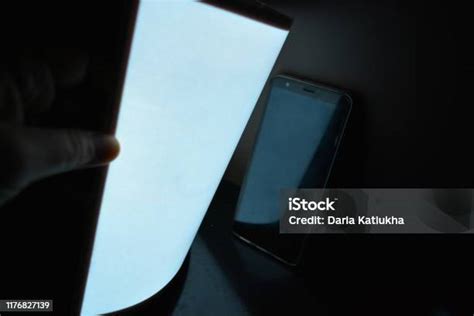 전기 발광 코팅매우 밝고 빛나는 A4 종이는 여성의 손으로 깨끗한 광택 표면에 다른 평면에 위치하고 있습니다 우수한 색상 기판 균일 한 빛 0명에 대한 스톡 사진 및 기타