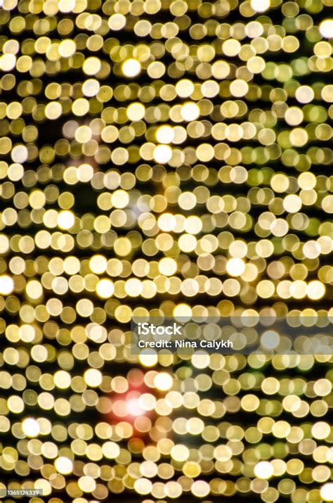 골드 글리터 보케 검은 색 배경에 황금 색의 빛나는 흐릿한 조명과 추상적 인 질감 0명에 대한 스톡 사진 및 기타 이미지 0명 검은색 공휴일 Istock