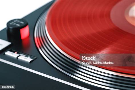 비닐 레코드 회전 합니다 비닐 조각에 빛의 광선 턴테이블 플레이어입니다 Dj가 음악을 믹스 앤 플레이 하는 사운드 테크놀로지 레드 비닐 비닐 레코드에 밴드의 질감입니다 턴