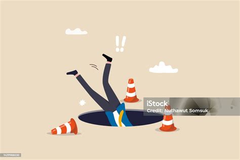 재난 절망 위기 또는 경기 침체로 인한 문제 또는 위험 위험 또는 비즈니스 사고 문제 손실 또는 함정 개념을 일으키는 실패 또는 실수 겁에 질린 사업가가 구멍에 떨어집니다