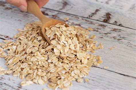 말린된 귀리 또는 나무 테이블에 스푼에 오트밀 그는 영양이 풍부한 식품 단백질 및 섬유와 관련 된 0명에 대한 스톡 사진 및 기타 이미지 Istock