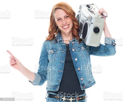 백인 여성 이중 데님을 입고 테이프 레코더를 들고 흰색 배경 앞에서 운동 1980 1989 년에 대한 스톡 사진 및 기타 이미지 1980 1989 년 20 29세