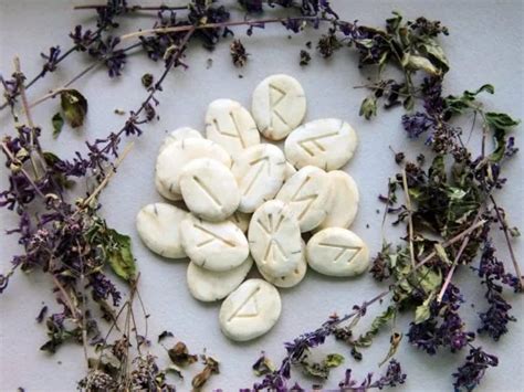 Гадание на Славянских рунах как гадать