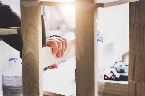 목수는 판자에게 부품을 조립하고 고객을 위한 나무 테이블을 건설하도록 측정합니다 Diy에 대한 스톡 사진 및 기타 이미지 Diy 가구 개발 Istock