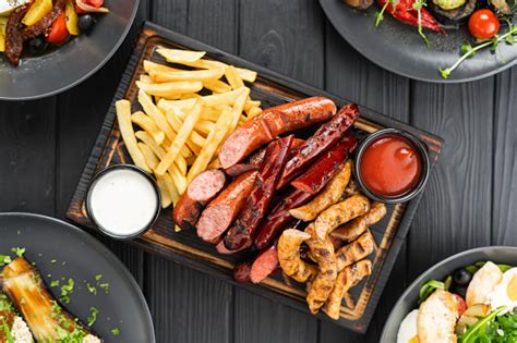 구운 소시지 감자튀김 케첩 마요네즈 소스가 나무 배경에 도마에 놓여 있다 키에우바사에 대한 스톡 사진 및 기타 이미지 키에우바사 0명 Celebrity Roast