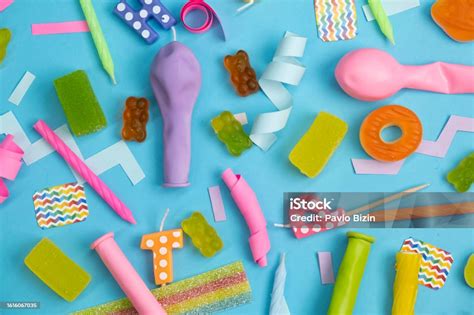 다양한 젤리 과자 곰 도넛 사탕 스프링클 당의정 클로즈업 탑 뷰 컨셉 생일 파티 또는 축하의 배경 개체 그룹에 대한 스톡 사진 및 기타 이미지 Istock