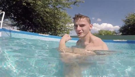 Biondino Si Fa Fare Una Sega In Piscina Bitchyx
