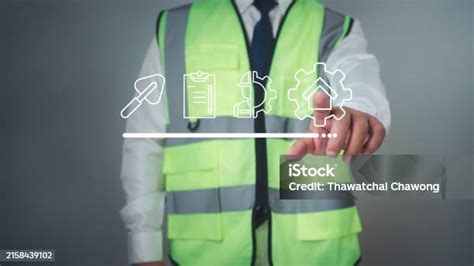 건축가 또는 엔지니어 건설 관련 아이콘 프로젝트 프리젠 테이션 계획 건설 비용 계획 비용 계산 건설 계획 구조 계산을 손가락으로 가리킴 가격에 대한 스톡 사진 및 기타