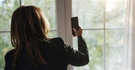 the phone lady leert jongeren hoe ze naar huis… cultuur onder vuur
