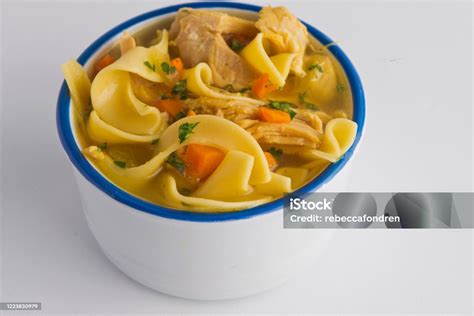 수프 클래식 한 미국 레스토랑 이나 식당 좋아하는 다진 채소 셀러리 콩 칠리 페퍼 당근 양파 마늘 올리브 오일과 국물에 볶은 다음 천천히 조리합니다 미국에서 가장 좋아하는