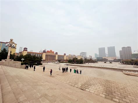 2023八一广场游玩攻略 少老人伴随着音乐声翩翩起 去哪儿攻略