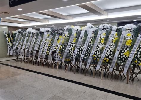 근조화환 3단 기본형 종류 및 가격 정성꽃배달 전국 꽃바구니 꽃배달 화환 화분