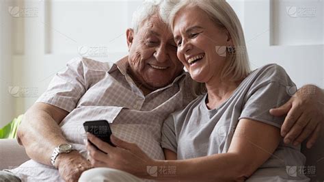 结合幸福的中年家庭夫妇看有趣的视频。