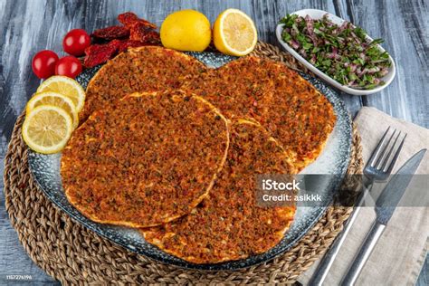 전통 터키 요리 라흐마쿤 터키식 맛있는 피자와 다진 쇠고기 또는 양고기 파프리카 토마토 커민 향신료 소박한 나무 테이블 배경 Turkish Pide에 대한 스톡 사진 및