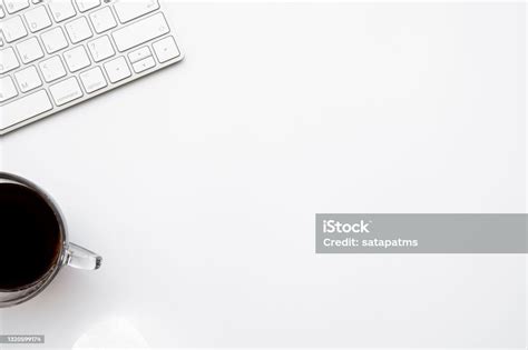 컴퓨터 키보드와 커피 한 잔이있는 흰색 사무실 책상 테이블 복사 공간 플랫 레이가 있는 상단 뷰입니다 0명에 대한 스톡 사진 및 기타 이미지 Istock