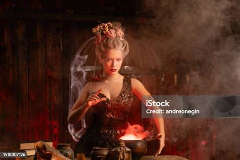 가마솥과 할로윈 마녀 아름다운 젊은 여자 연상 마술을 만들기 마녀에 대한 스톡 사진 및 기타 이미지 마녀 물약 할로윈