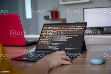 데스크톱 컴퓨터와 노트북에서 코딩하는 여성 프로그래머 It 지원에 대한 스톡 사진 및 기타 이미지 It 지원 개발 교육