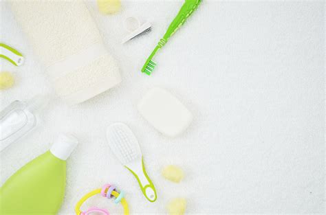 흰색 배경에 녹색 아기 액세서리와 상단보기 베이비 샤워 파티 모형 텍스트의 공간을 복사합니다 플랫 레이 0명에 대한 스톡 사진 및 기타 이미지 Istock