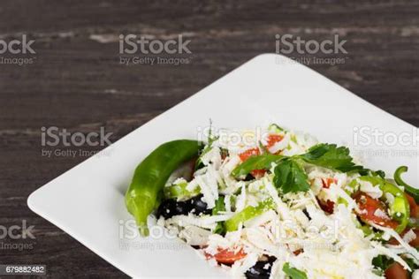 전통적인 클래식 Shopska 샐러드 토마토 고추 오이 회색 나무 테이블에 흰 접시에 치즈와 불가리아 요리 발칸 문화 건강한 생활방식에 대한 스톡 사진 및 기타 이미지