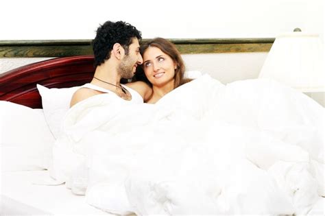 Junges Paar Im Bett Kostenlose Foto