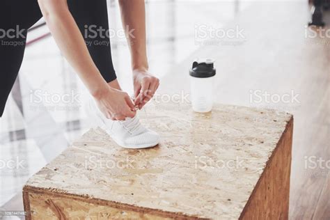 훈련 후 휴식 동안 체육관에서 운동 매트에 앉아 멀리 보이는 아름 다운 젊은 여자의 보기 건강한 생활방식에 대한 스톡 사진 및 기타 이미지 건강한 생활방식 건축물 공